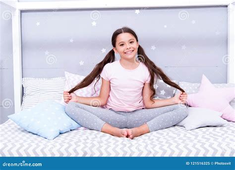 放松和凝思 女孩孩子坐床在她的卧室 孩子准备上床 平衡的宜人的时刻 库存图片 图片 包括有 孩子 哔哔 121516325