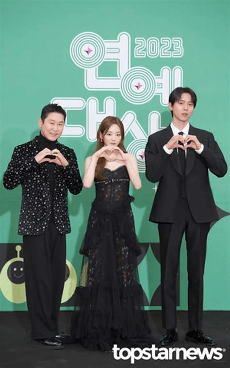 연말 시상식에서 왜 언제나 중년의 남성과 젊은 여성이 함께하는 걸까 도무지 이해할 수 없는 조합에 대해 아주 의아해하고 있다