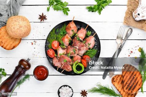 야채와 꼬치 검은 접시에 있는 케밥 평면도 무료 복사 공간 고기에 대한 스톡 사진 및 기타 이미지 고기 굽기 꼬챙이