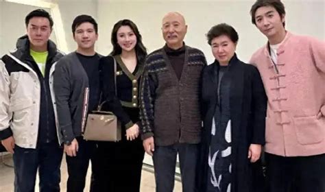 陈佩斯与妹妹一家同框合影 穿深色毛线衫笑容温暖慈祥小品陈丽达主角与配角