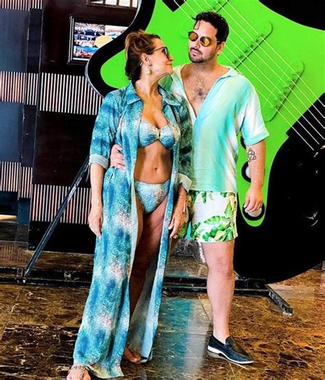 Aos ex BBB Ieda abre álbum de casamento advogado anos mais novo