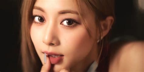 周子瑜第一張迷你專輯all “aboutzu” Ig名字think “aboutzu” 我們忙內周子瑜要solo了啊啊啊啊😭 我真的要大哭特哭