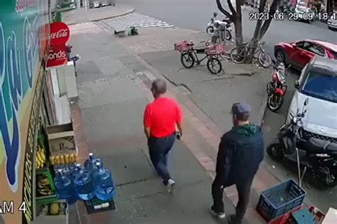 ببینید کتک زدن بی‌رحمانه مرد بی‌گناه وسط خیابان فقط به خاطر یک