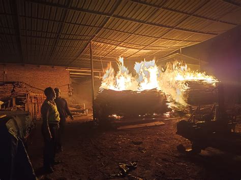 Pabrik Kayu Di Lawang Terbakar Kerugian Capai Rp85 Juta