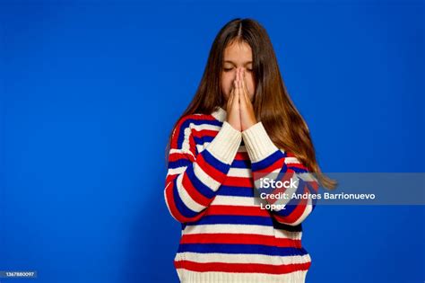 입 근처에서 기도하는 파란 배경에 고립 된 작은 백인 소녀 자신감을 느낀다 10 11세에 대한 스톡 사진 및 기타 이미지