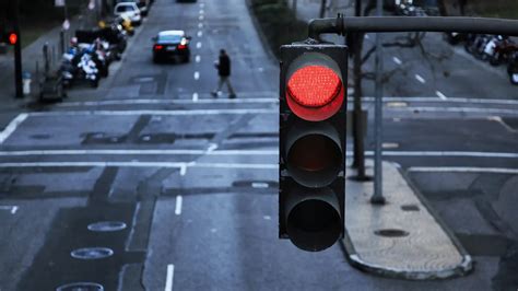 Can You Drive Through A Red Light To Make Way For Police