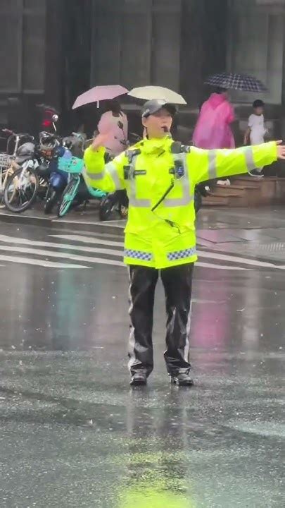 全身湿透的佳佳在雨中疏导交通、让出行的车辆更安全通过，辛苦了交警警察袁雨佳 Police Youtube
