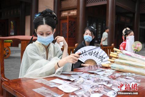 长沙：“五一”假期首日 游人着汉服玩“穿越”