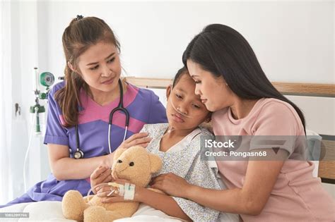 젊은 아시아 여자 환자와 의사는 동안 웃 고 어머니를 방문와 서 가족에 대한 스톡 사진 및 기타 이미지 가족 건강 진단