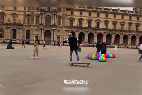 现实版贪吃蛇，小哥亲身体验秀操作，突然一个bug差点被吃掉 bug 操作 贪吃蛇