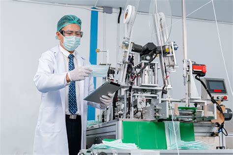 작업자 복장은 제조 공장의 고품질 의료 마스크를 검사하고 있습니다 얼굴 마스크 산업 공장 제조 업체 의료 장비 경영자에 대한 스톡 사진 및 기타 이미지 Istock