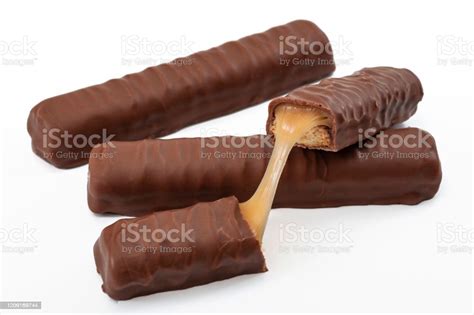 사탕 바 흰색 배경에 고립 된 일반 캐러멜 너겟 및 비스킷 초콜릿 바가있는 고칼로리 과자 및 정크 푸드 컨셉을 살찌우는 것 0