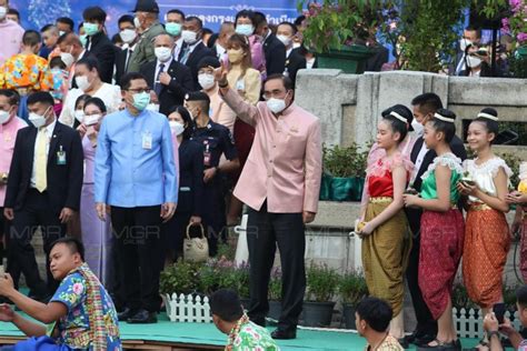 Photo Gallery นายกฯ นำ ครมลอยกระทง อธิษฐานขอให้ประเทศไทยมีความสุข หมด