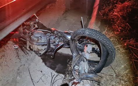 Casal fica gravemente ferido após batida entre carro e moto perto da