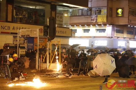 警方在油尖旺區展開驅散行動 暴徒阻路並以傘陣對峙 香港文匯網