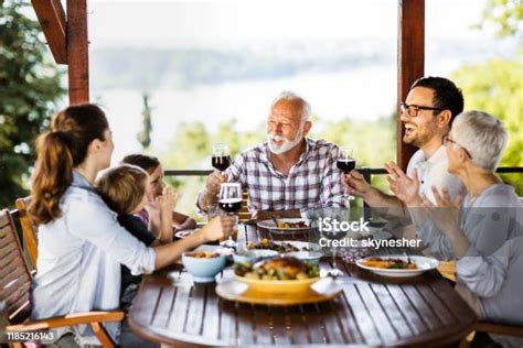 테라스에서 점심을 먹으면서 행복한 다세대 가족 이야기 가족에 대한 스톡 사진 및 기타 이미지 가족 남성 남자 Istock