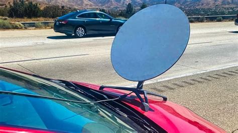 Se usar uma antena Starlink no capô do seu carro pode ser multado