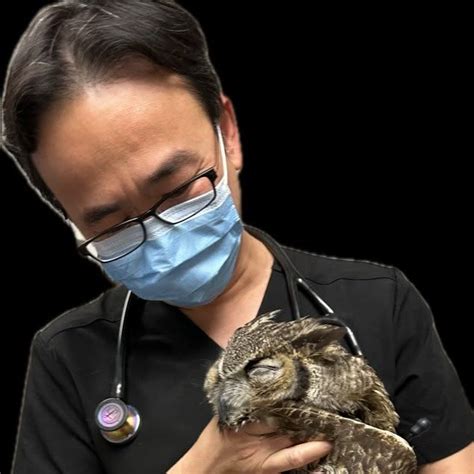 這要看家長怎麼跟小孩互動，我家兩個小孩也都是1歲跟3歲就來美國，很多家長怕小孩不會講英文會在學校被霸凌，所以在家只跟小孩講英文。但我家兩個小孩