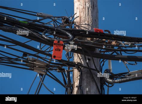 La fibre optique sur un poteau téléphonique Photo Stock Alamy