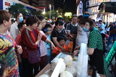 江苏常州后备箱夜市人气旺 人民图片网