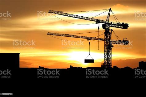 夕日背景の建設現場にあるタワークレーンのシルエット カラー画像のストックフォトや画像を多数ご用意 カラー画像 クレーン