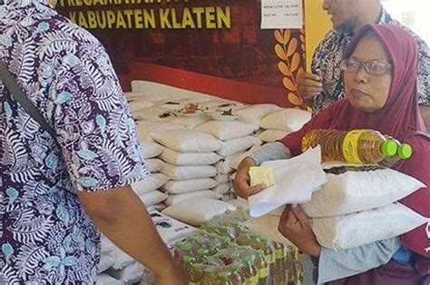 Pembagian Sembako Murah Di Klaten Warga Ngawen Rela Antre Panjang