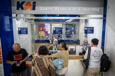 Penjualan Tiket Kereta Api Jelang Lebaran Antara Foto