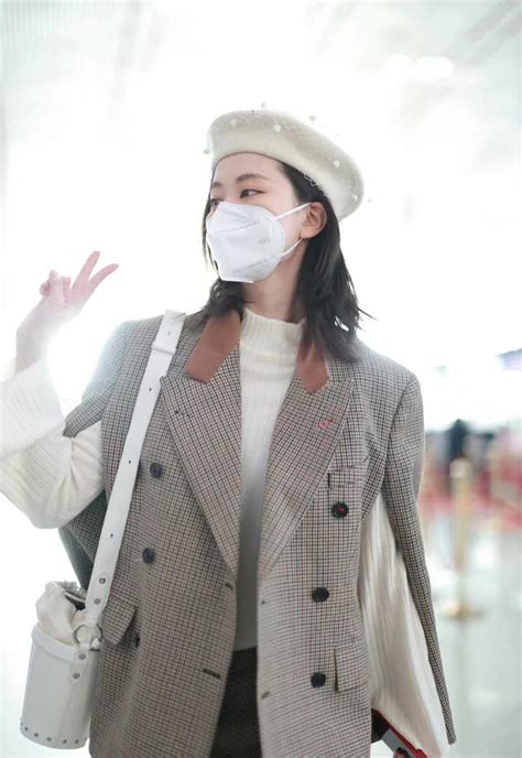 乔欣穿格纹创意西服外套配套装半身裙和高筒靴尽显都市丽人风范 知乎