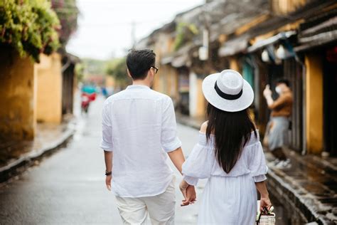 거리 걷고 있는 남자 도시 뒷모습 소도시 손을 잡고 여름 여성 흰옷에 관한 무료 스톡 사진