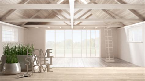 나무 테이블 책상 이나 선반 화분된 잔디 공장 집 열쇠와 3d 문자 만들기 단어 홈 스위트 홈 오픈 빈 공간 건축 인테리어 디자인 우주 배경 복사 0명에 대한 스톡 사진 및