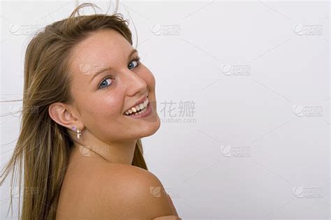 美丽的年轻女子微笑在她的裸体肩膀