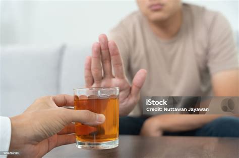 남자는 거절하고 알코올 위스키를 마시지 말고 손 기호 남성 알코올 중독 치료 알코올 중독 술을 끊고 술을 마시지 마십시오 거부