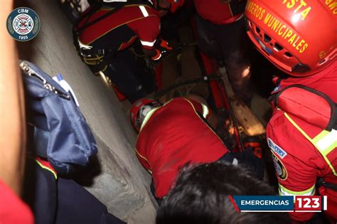 Rescatan A Dos Hombres Que Cayeron Al Fondo De Un Pozo De 16 Metros
