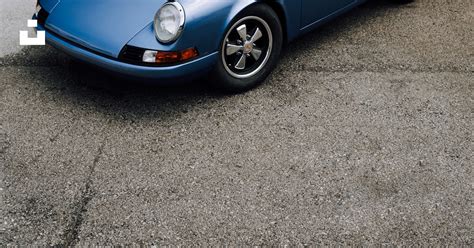 흰색 건물 앞에 주차된 파란색 포르쉐 911 사진 Unsplash의 무료 자동차 이미지