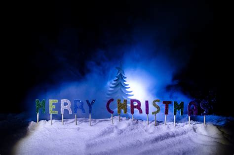 단어 메리 크리스마스에는 눈 Chrismas 나무와 어두운 배경 새 해 개념입니다 빈 공간입니다 인사장으로 유용 합니다 격 조