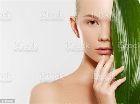 스킨케어 웰빙 스파입니다 깨끗 하 고 부드러운 피부 건강 한 신선한 보세요입니다 건강 한 피부의 개념입니다 열 대의 배경으로