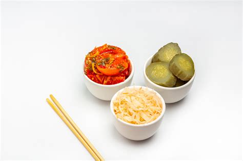 발효 야채 소금에 절인 양배추 흰 배경에 오이와 토마토 짠 보존 건강한 식생활 유기농 농장 채식 식품 닫기 텍스트에 대한 공간을 복사 갈기갈기 찢어진에 대한 스톡 사진 및