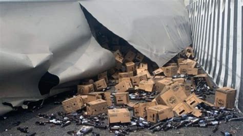 Vuelca Tráiler Cargado De Cerveza En Carretera A Saltillo Abc Noticias