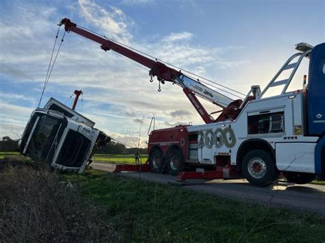 Essonne un poids lourd renversé sur la RD Le Républicain