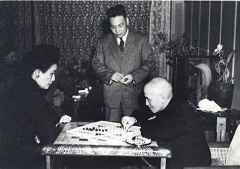 蔣孝文惹是生非，被抓到警局之後，指著牆上的畫像說了這麼一句話 每日頭條