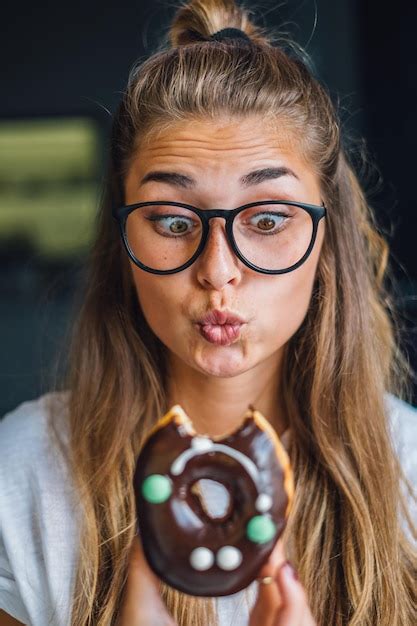 Premium Photo Close Up Young Woman Holding Doughnut