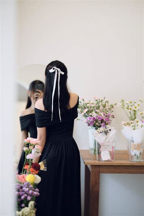 거울 검정 드레스 꽃 뒷모습 리본 서 있는 수직 쐈어 스마트폰 여성 촬영 테이블 패션 사진 흰색 배경에