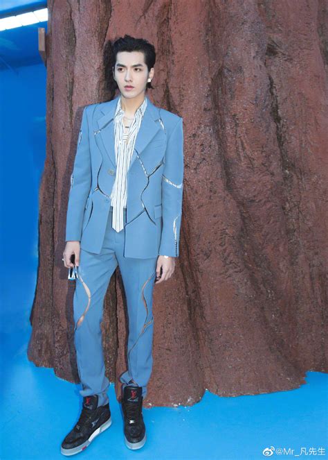 吴亦凡蓝色西装帅气亮相秀展，blingbling的美甲亮了！ 眼界，放眼世界