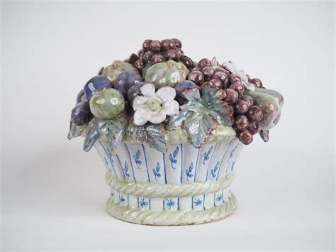 Lot De Centre De Table En Faïence Figurant Une Corbeille De Fruits H
