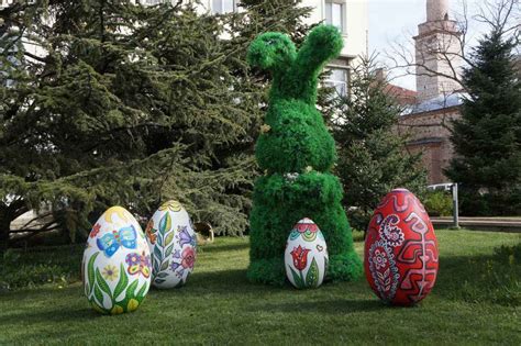 Община „Тунджа“ постави великденска украса пред административната сграда ЯмболПрес пулсът на