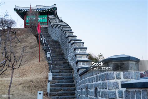 한국 수원시 화성요새와 워치타워 유네스코 세계 문화 유산으로 지정된 18세기 후반에 지어진 돌담의 유명한 관광지입니다 Unesco 조직된 단체에 대한 스톡 사진 및 기타