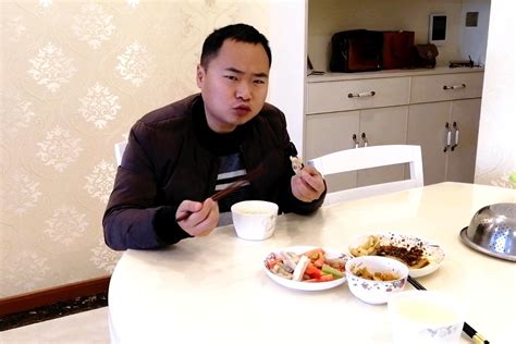 小伙秘制泡椒凤爪几步就搞定简单又美味这味道一吃就上瘾 凤凰网视频 凤凰网