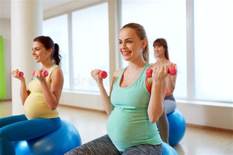 Donne Incinte Che Si Preparano Con Le Palle Di Esercizio In Palestra