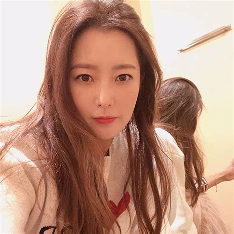 42歲金喜善新寫真曝光粉西裝甜美風無縫切換性感熟女 每日頭條