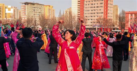 낮 동안 거리에서 춤을 추는 빨간색과 파란색 드레스를 입은 사람들 사진 Unsplash의 무료 여자 이미지